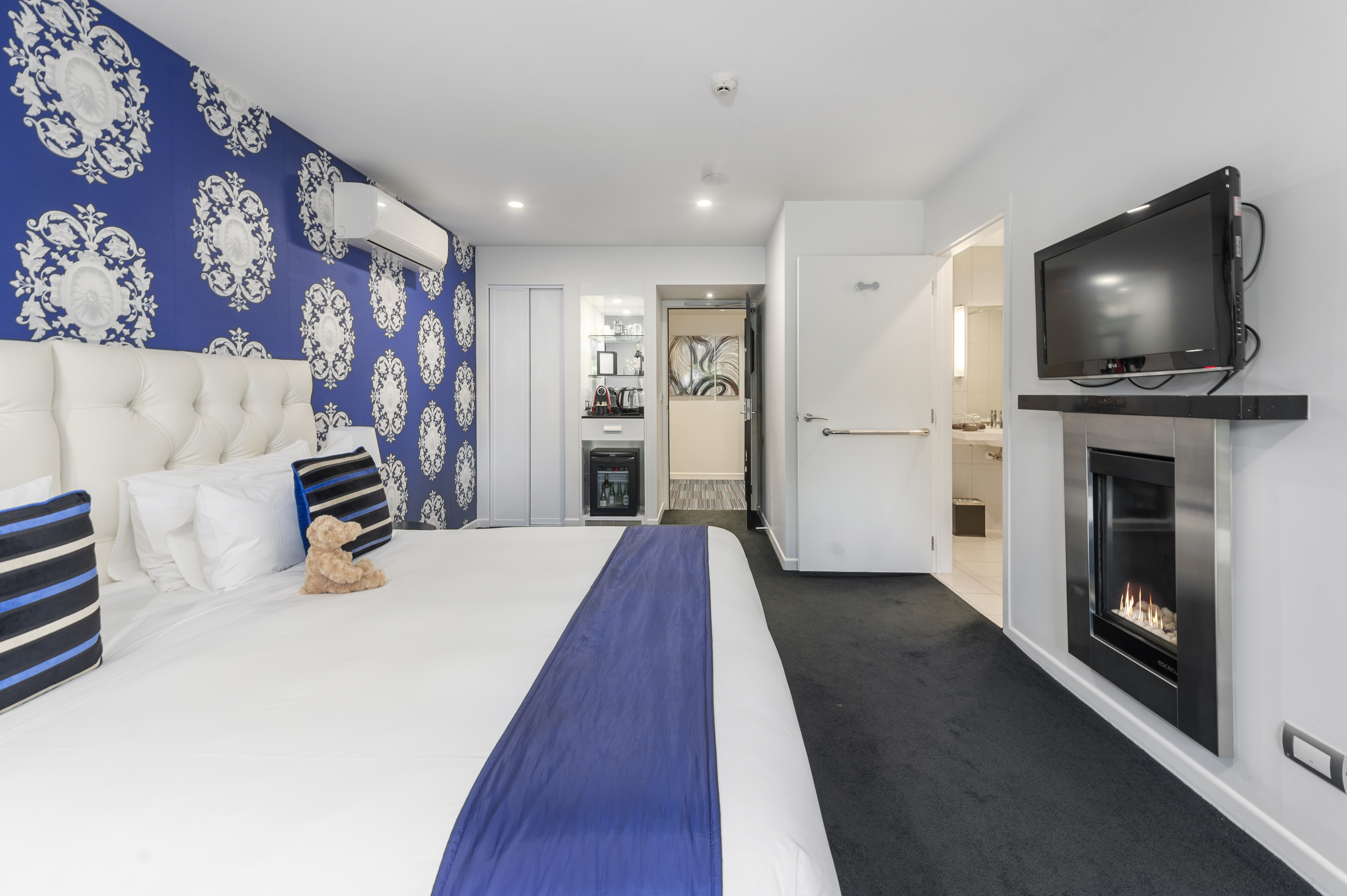 Swan Family | Black Swan Boutique Hotel | Black Swan Lakeside Boutique Hotel