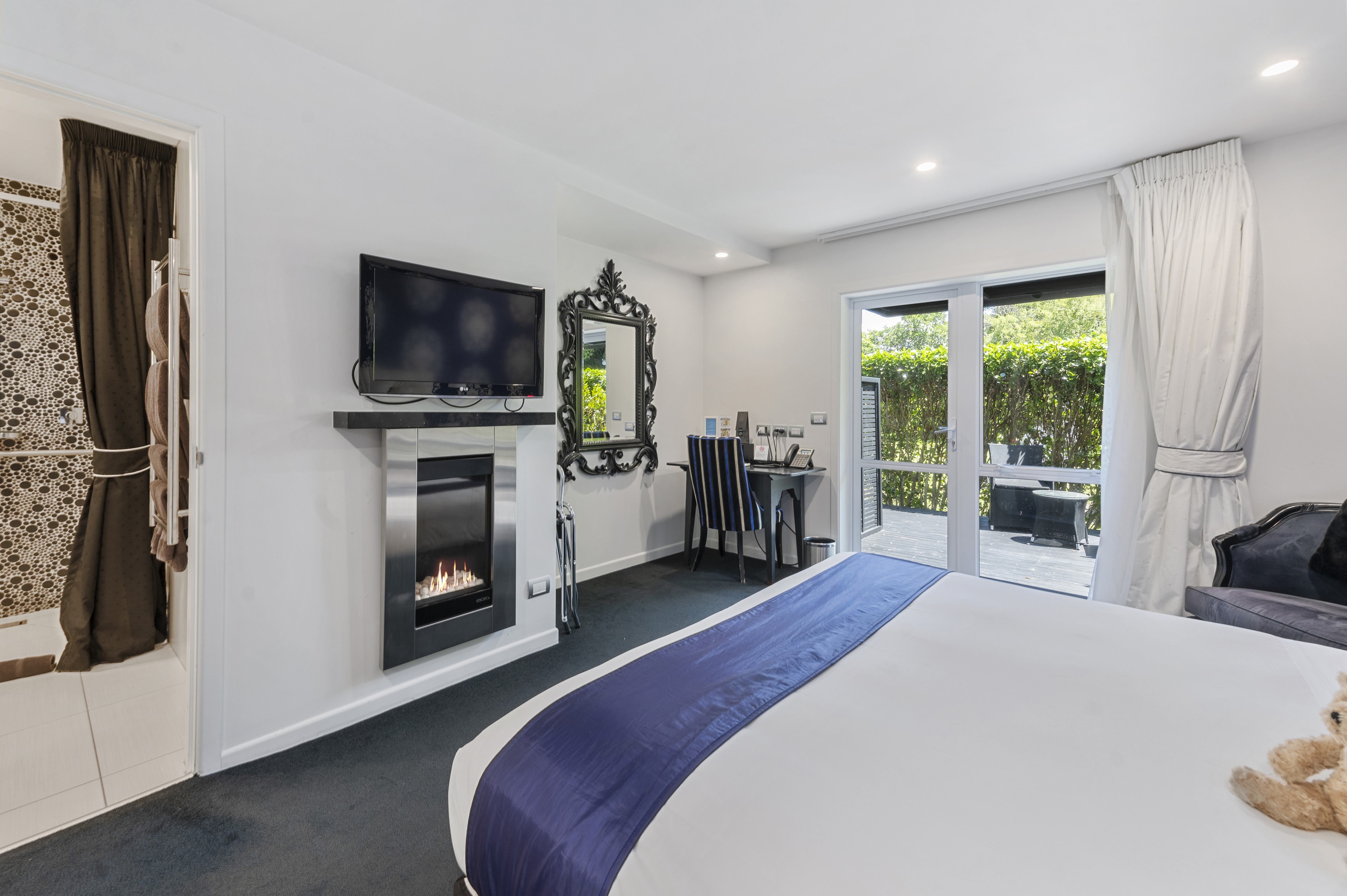 Swan Family | Black Swan Boutique Hotel | Black Swan Lakeside Boutique Hotel