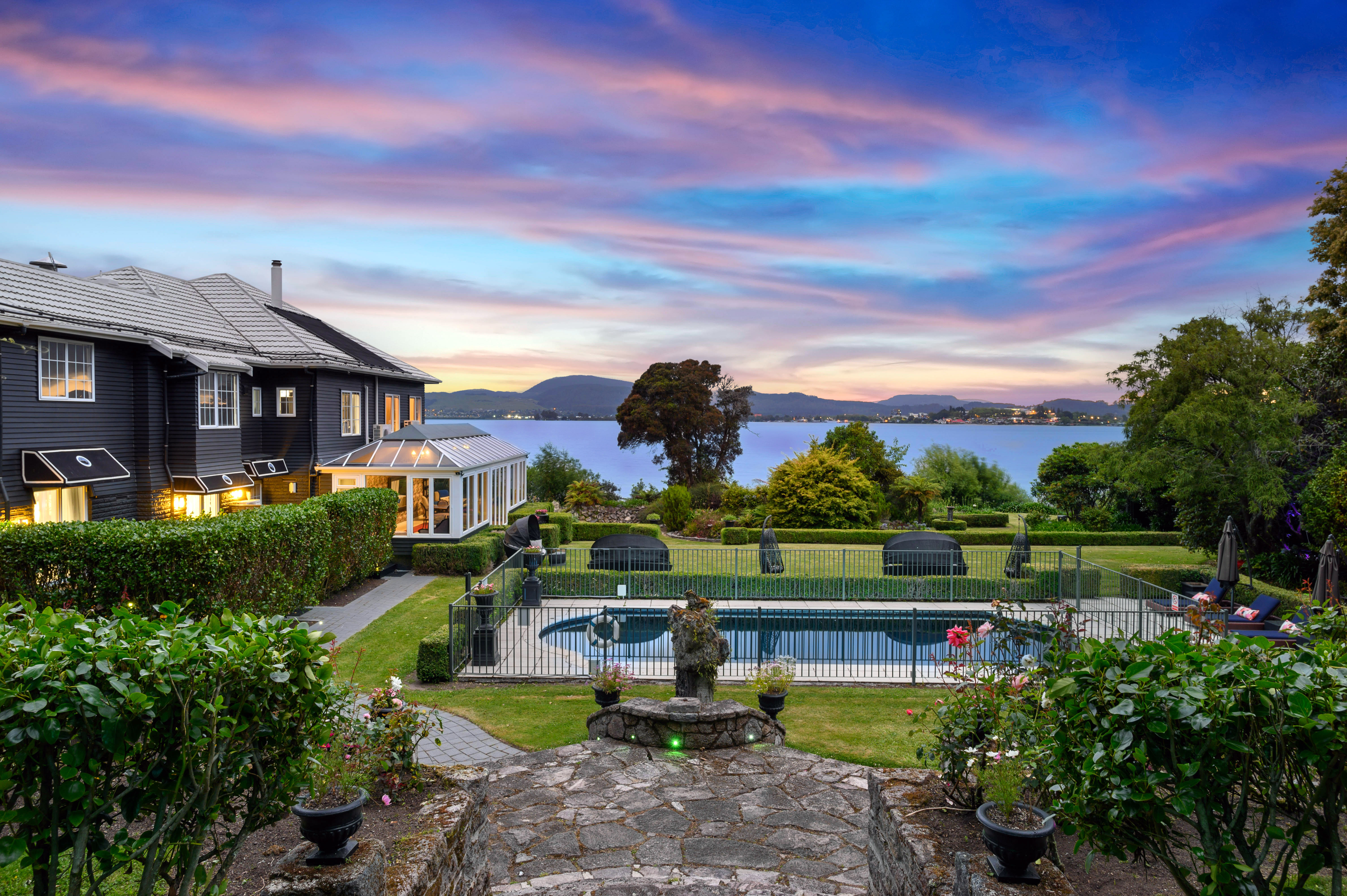 Black Swan Hotel Boutique Accommodation | Black Swan Lakeside Boutique Hotel
